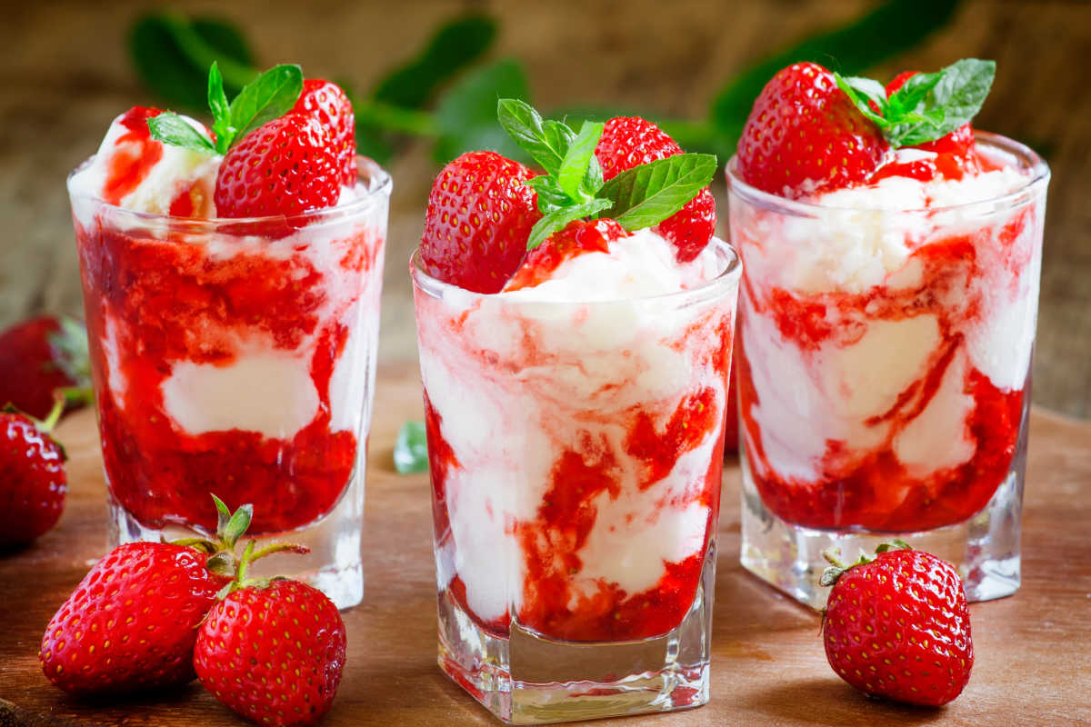 Fresh Strawberry Sundaes - Eats by the Beach